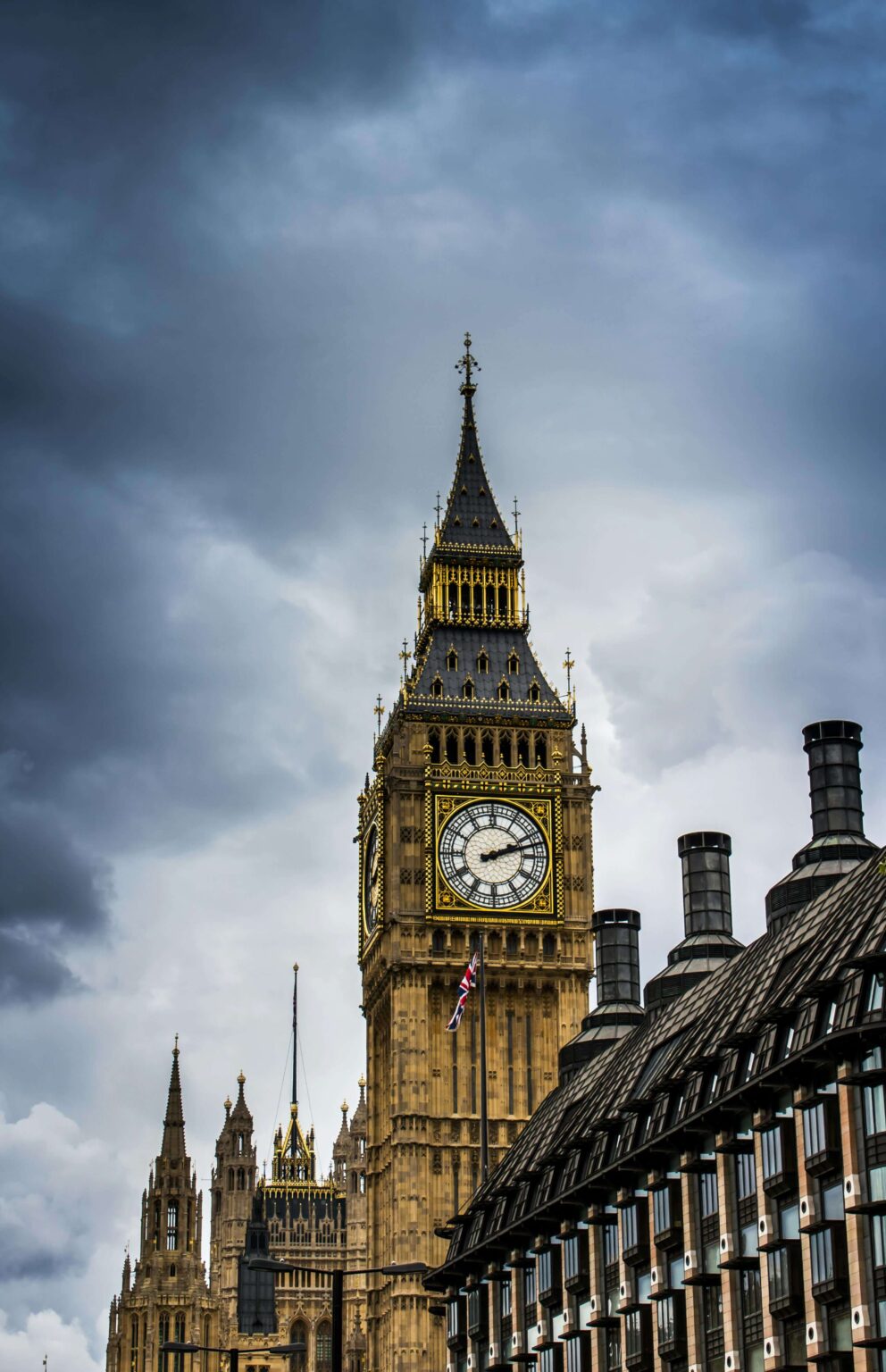 Is the UK Safe For Solo Female Travelers? (2026) - The Lady Who Travels